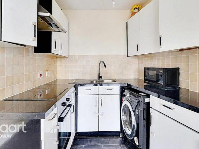 Admirals Way, Gravesend 2 bed apartment to rent £1,450 pcm £335 pw