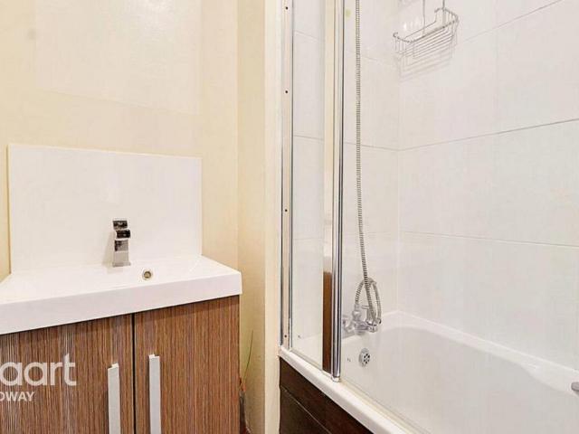 Admirals Way, Gravesend 2 bed apartment to rent £1,450 pcm £335 pw