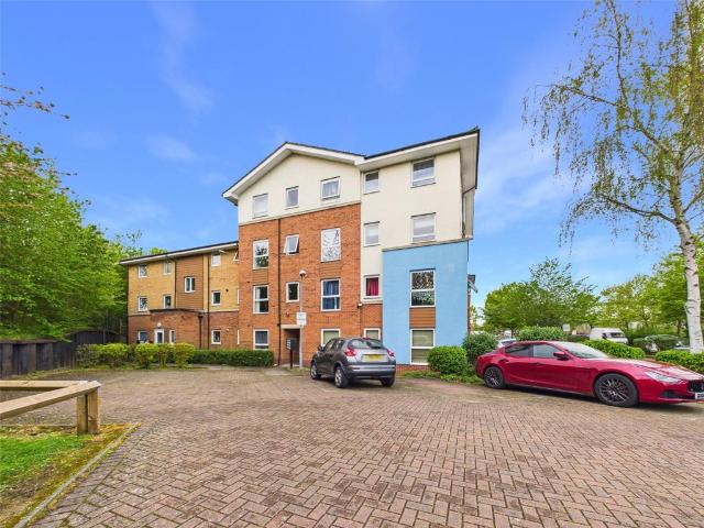 Admiralty Close, Middlesex UB7 2 bed apartment to rent £1,700 pcm £392 pw