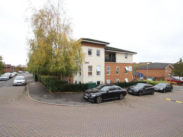 Admiralty Close, West Drayton UB7 2 bed apartment to rent £1,750 pcm £404 pw