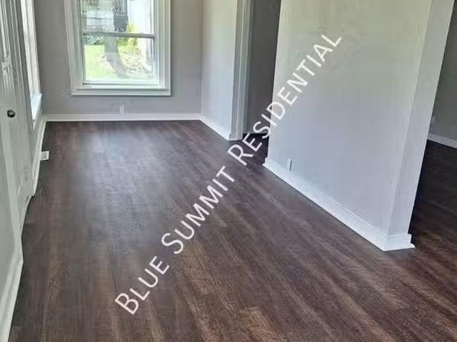 Adorable 1 Bedroom Double with a Bonus Room 125 Western Ave