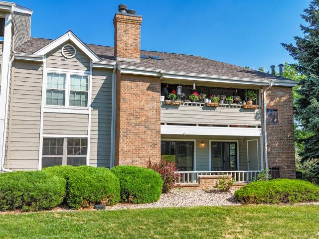 Adorable 2beds/2baths w/2 Parking spaced Included Available Now