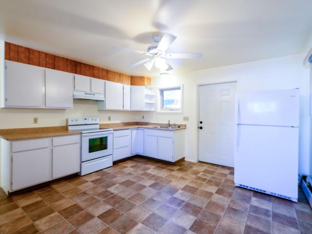 Adorable 3 bedroom 1 bathroom Top Level Unit