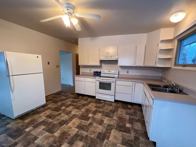 Adorable 3 bedroom 1 bathroom Top Level Unit