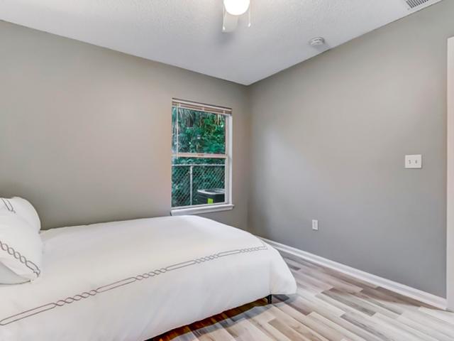 Adorable Eastside Home, Walk to the Jacksonville Jaguars Stadium, Close to Downtown and Riverfront