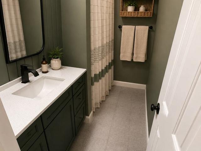 Adorable private room and bathroom available!
