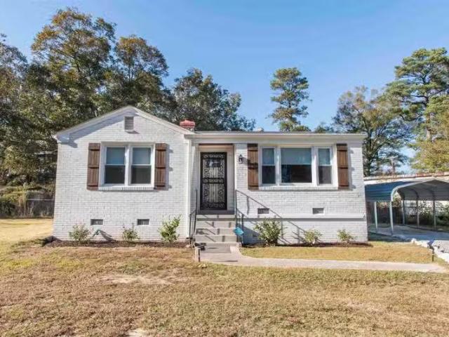 ADORABLE RENOVATED BUNGALOW FOR RENT MINUTES FROM DOWNTOWN! 1.