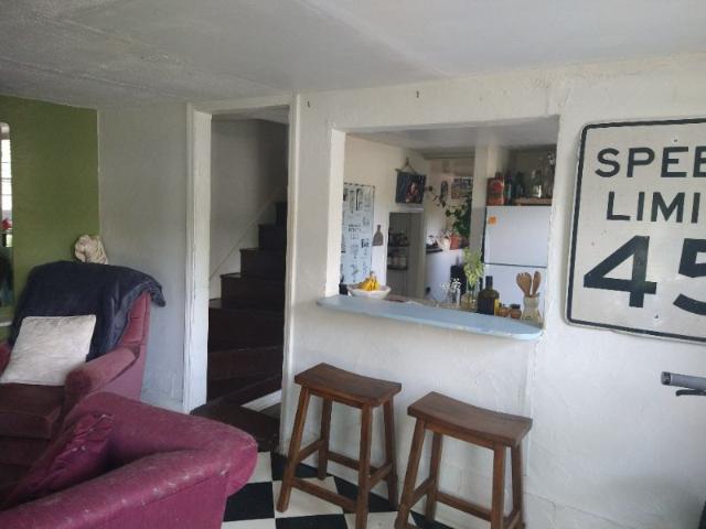 Adorable studio aptcentrally located in town!