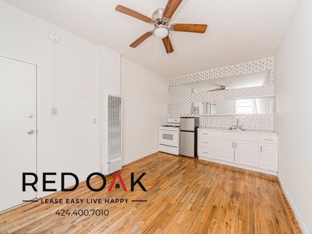 Adorable Studio Featuring Stylish Kitchenette Area and On Site laundry ~ In Trendy Silverlake Area!