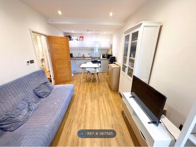 Adair House, Epsom KT19, 1 bed flat to rent, £1,325 pcm | PrimeLocation