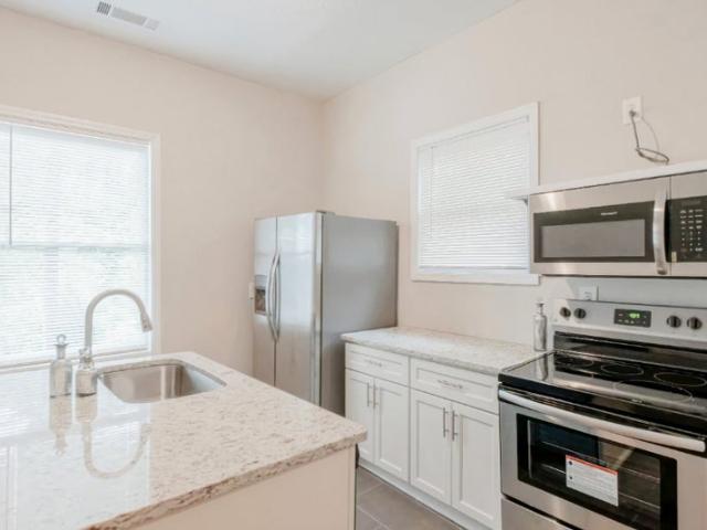 Adair Park Home, a 5 minute walk to bus 95