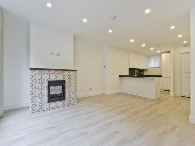 Adam And Eve Mews, London, W8 3 bed house to rent £5,308 pcm £1,225 pw