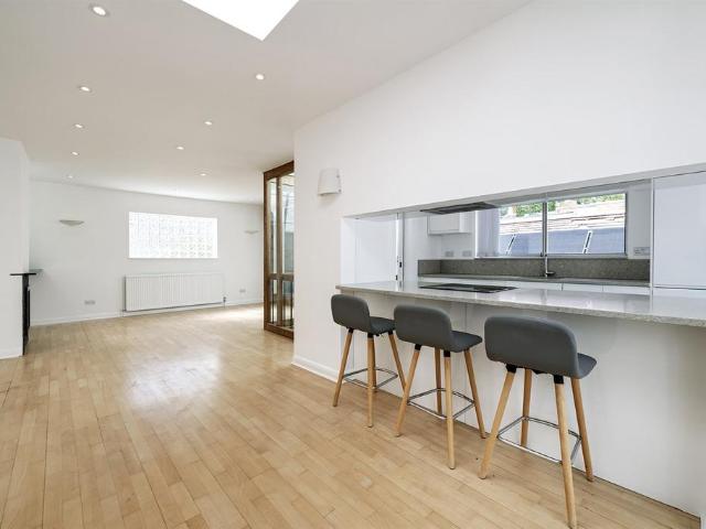 Adam And Eve Mews, London, W8 4 bed house to rent £6,067 pcm £1,400 pw