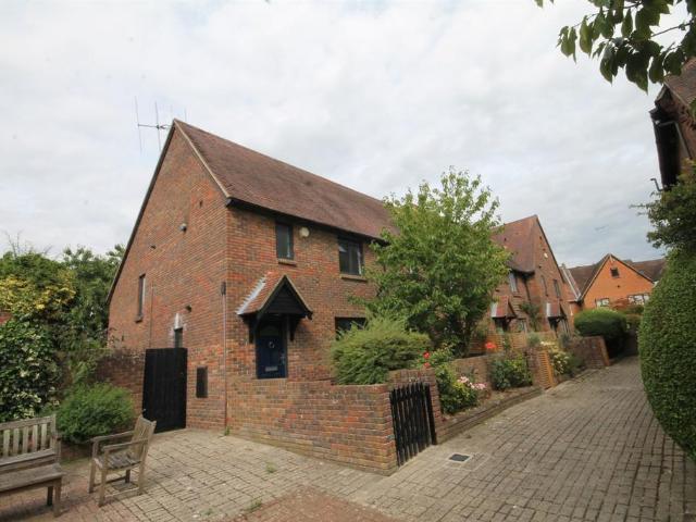 Adam Court 3 bed house to rent £2,950 pcm £681 pw