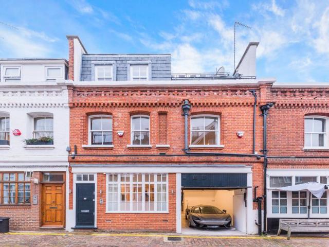 Adam & Eve Mews, Kensington, London, W8 3 bed mews to rent £7,500 pcm £1,731 pw