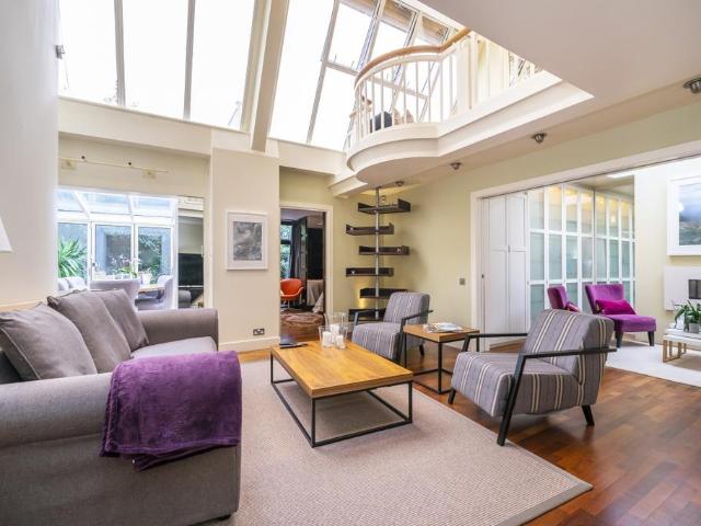 Adam & Eve Mews London W8 2 bed mews to rent £8,000 pcm £1,846 pw