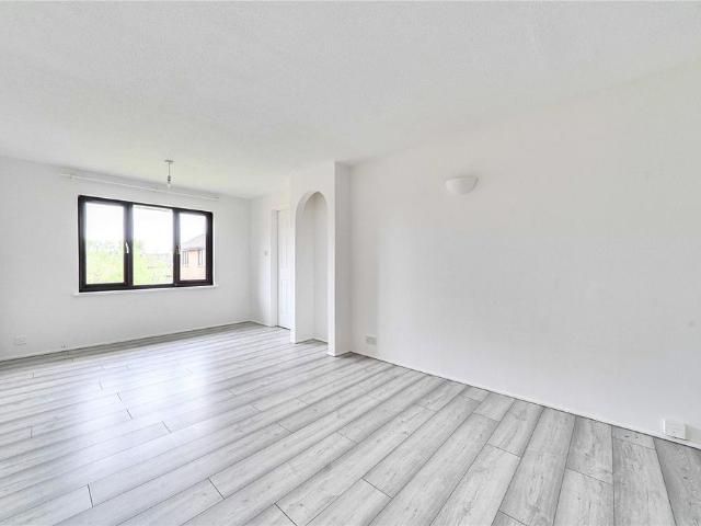 Adams Way, Croydon, CR0 2 bed apartment to rent £1,650 pcm £381 pw