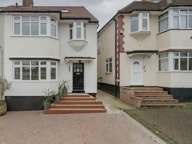 Addington Drive, London, N12 0NX, United Kingdom | 6 bed duplex for rent #135868096 | Rentberry