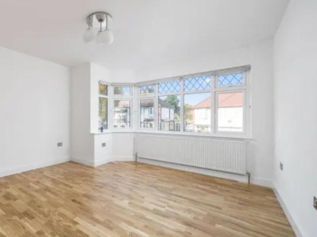 Addington Drive, London, N12 0NX, United Kingdom | 6 bed duplex for rent #138932083 | Rentberry