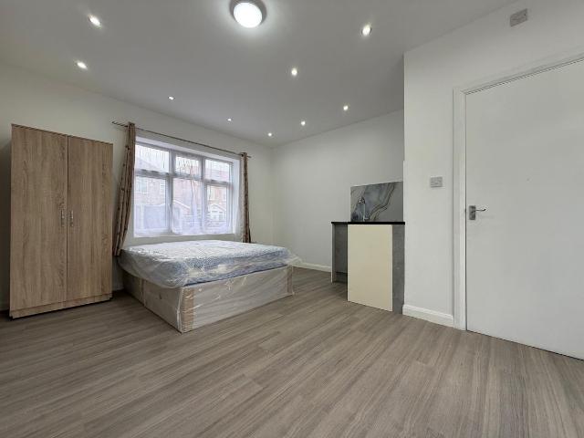 Addison Avenue, Hounslow TW3, Studio to rent, £1,050 pcm | PrimeLocation