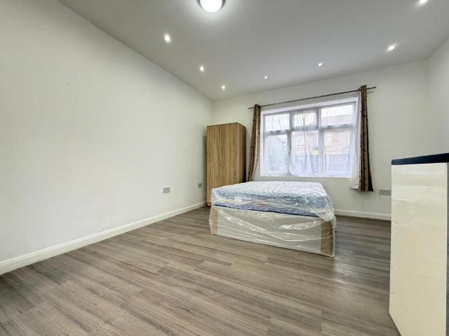 Addison Avenue, Hounslow TW3 Studio to rent £1,050 pcm £242 pw