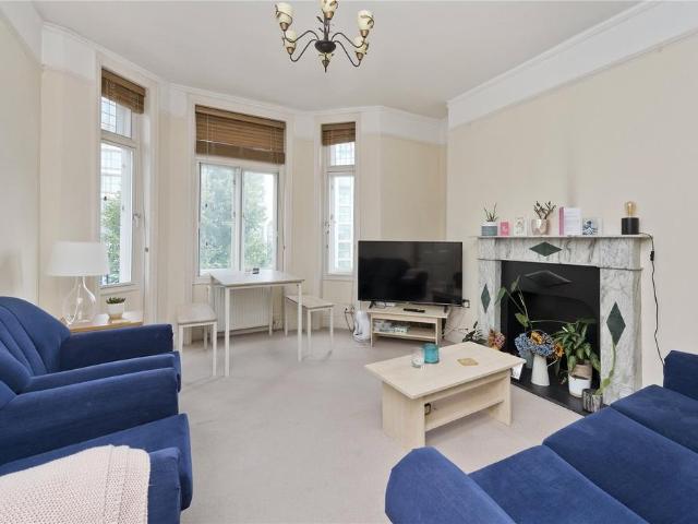Addison Bridge Place, Brook Green. 3 bed flat to rent £3,800 pcm £877 pw