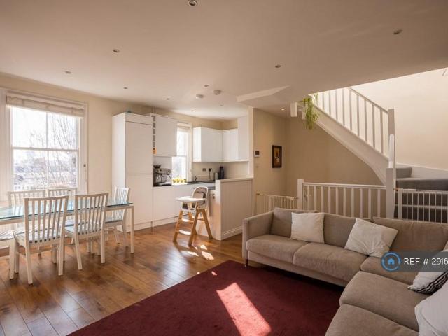 Addison Gardens, London, W14 3 bed flat to rent £4,300 pcm £992 pw