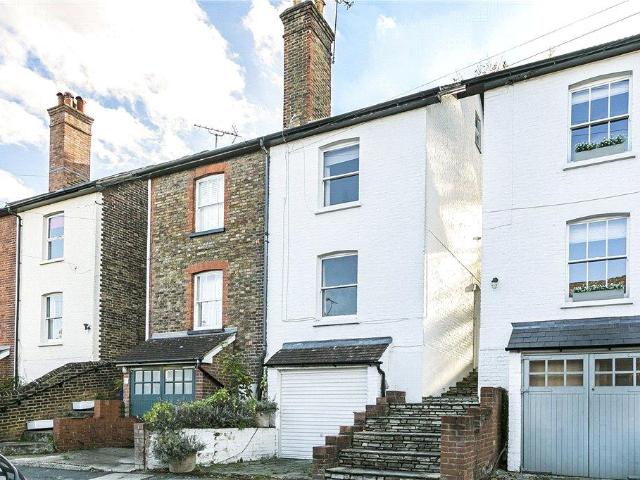 Addison Road, Guildford, Surrey, GU1 3 bed semi detached house to rent £2,250 pcm £519 pw