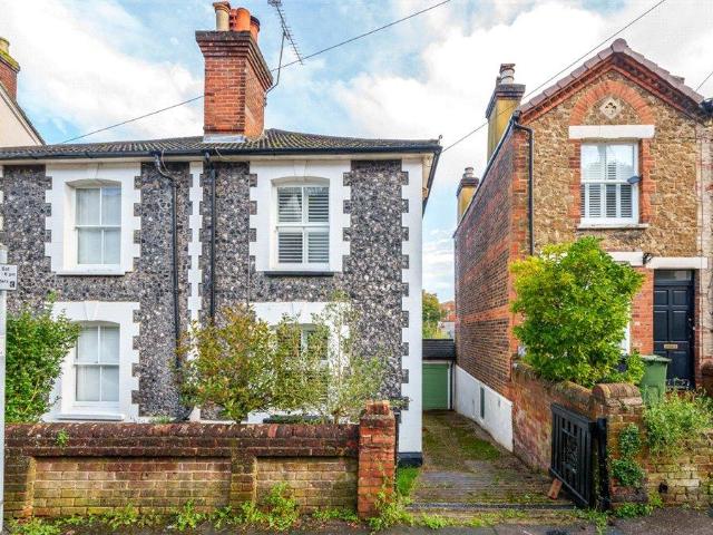 Addison Road, Guildford, Surrey, GU1 2 bed semi detached house to rent £2,750 pcm £635 pw