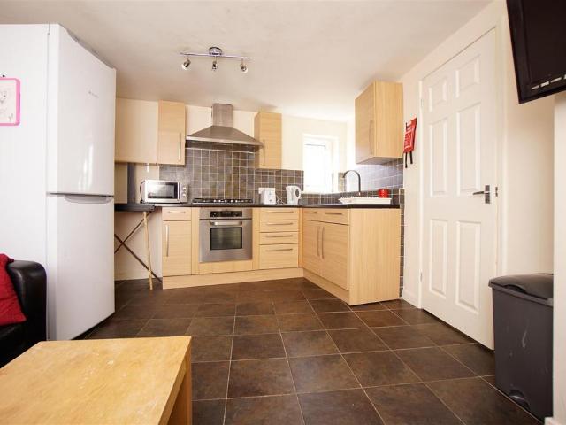 Addison Road Flat 3, Plymouth PL4 3 bed flat to rent £2,132 pcm £492 pw