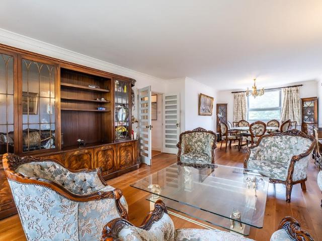 Addison Road London W14 3 bed flat to rent £4,600 pcm £1,062 pw