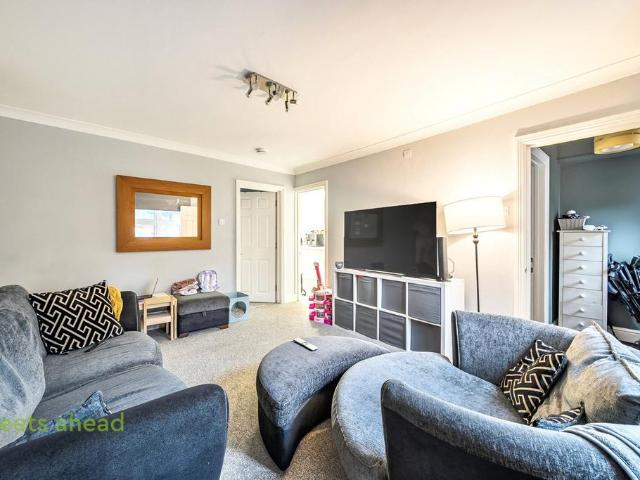 Addiscombe Road, Croydon, CR0 2 bed apartment to rent £1,750 pcm £404 pw