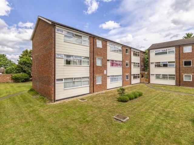 Addlestone, Surrey KT15, 1 bed flat to rent, £1,250 pcm | PrimeLocation