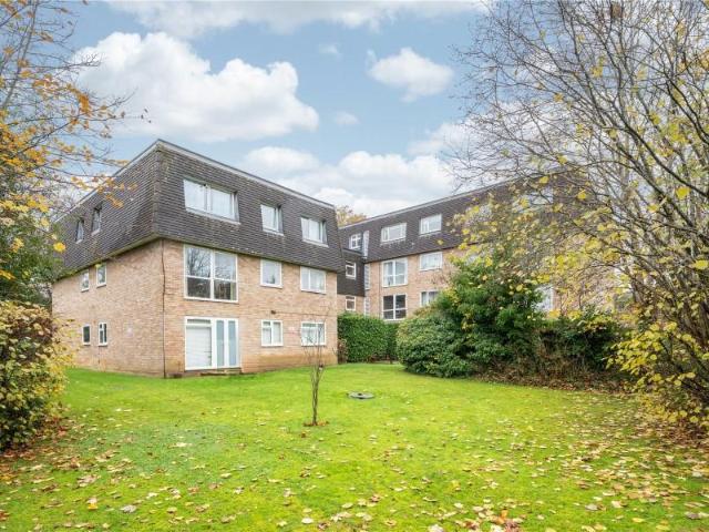 Addlestone, Surrey, KT15 2 bed apartment to rent £1,450 pcm £335 pw