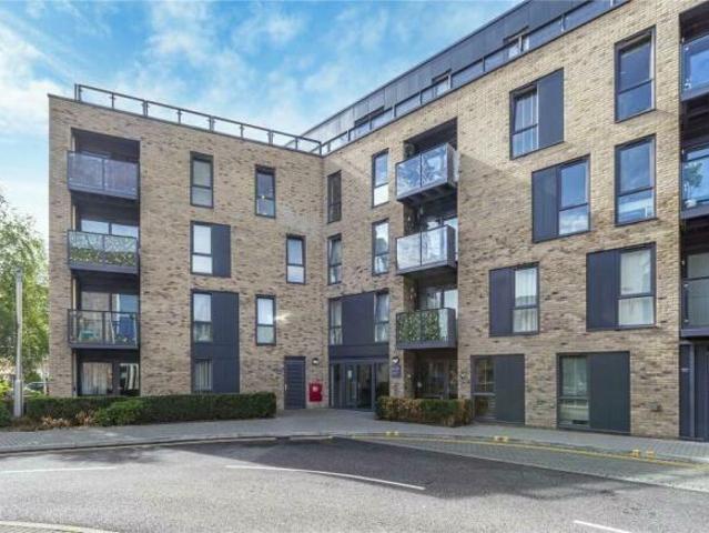 Addlestone, Surrey, KT15 2 bed apartment to rent £1,550 pcm £358 pw