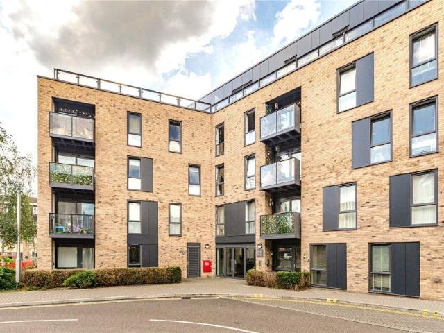 Addlestone, Surrey KT15, 2 bed flat to rent, £1,650 pcm | PrimeLocation