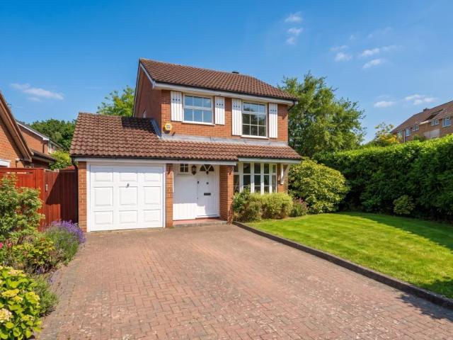 Addlestone, Surrey, KT15 3 bed detached house to rent £2,350 pcm £542 pw