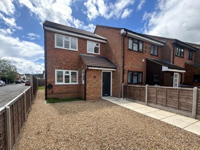 Addlestone, Surrey, KT15 3 bed end of terrace house to rent £2,250 pcm £519 pw