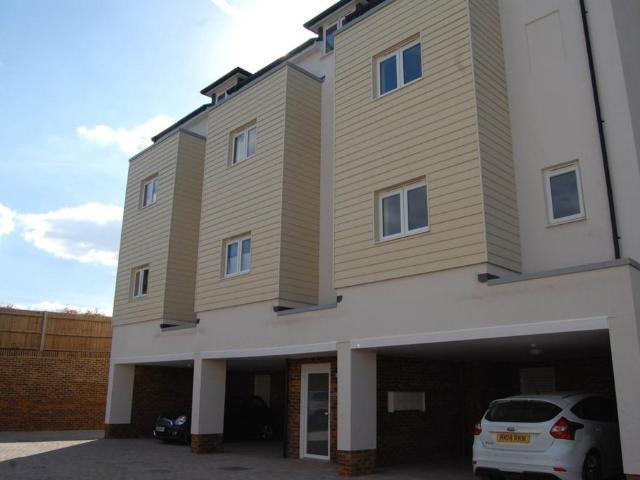 ADDLESTONE 2 bed apartment to rent £1,425 pcm £329 pw