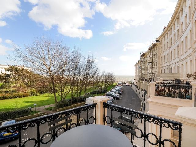 Adelaide Crescent, Hove BN3, 2 bed flat to rent, £3,600 pcm | PrimeLocation