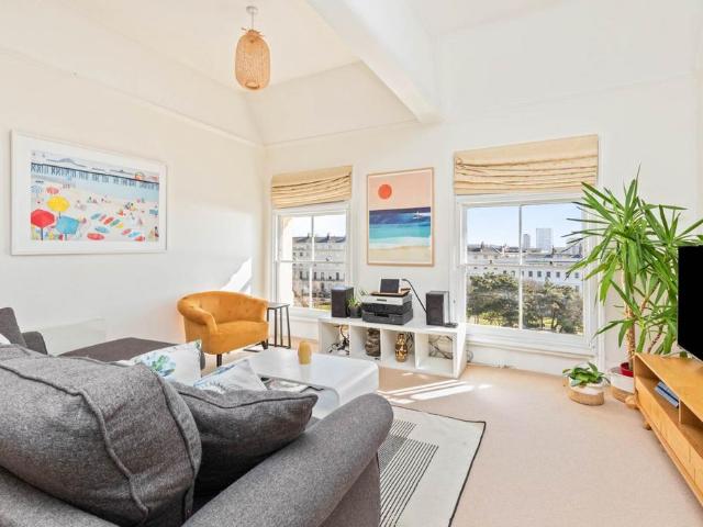 Adelaide Crescent, Hove 2 bed flat to rent £2,500 pcm £577 pw