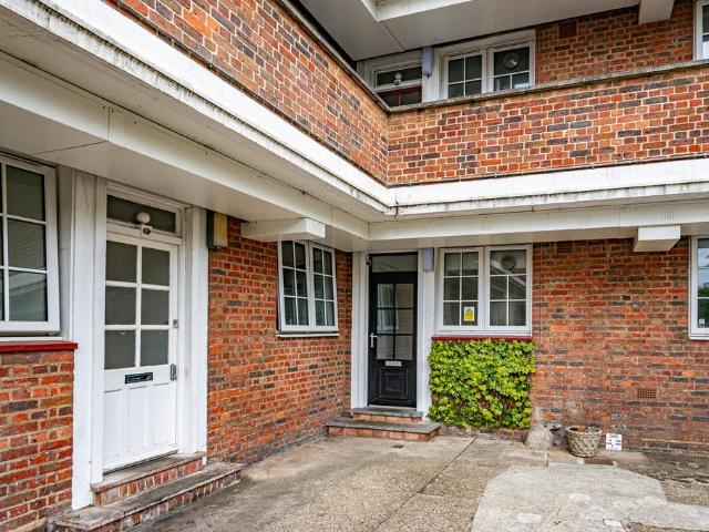 Adelaide Road, Chalk Farm, London, NW3 4 bed flat to rent £4,000 pcm £923 pw