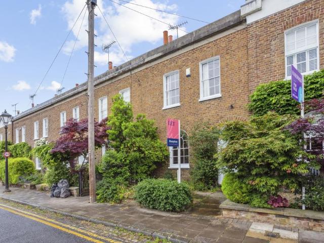 Adelaide Square Windsor SL4 2 bed terraced house to rent £2,750 pcm £635 pw