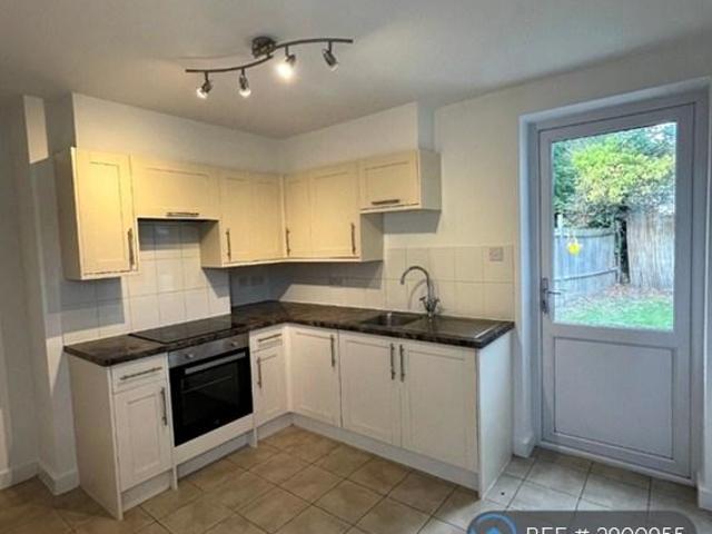 Adelphi Road, Epsom, KT17 2 bed semi detached house to rent £1,900 pcm £438 pw