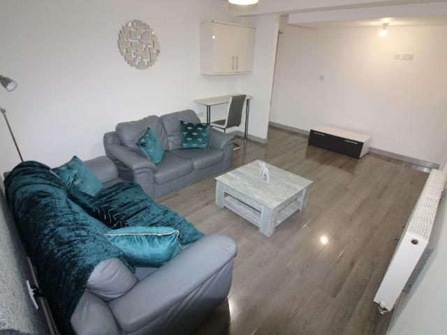 Adelphi Street, Preston PR1, 5 bed flat to rent, £455 pppm | PrimeLocation