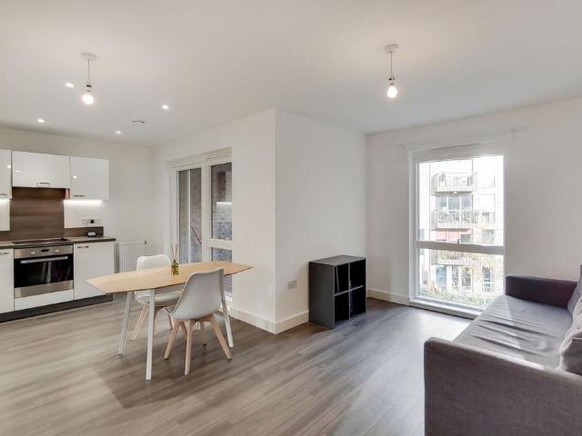 Adenmore Road, Catford, London, SE6 1 bed flat to rent £1,700 pcm £392 pw