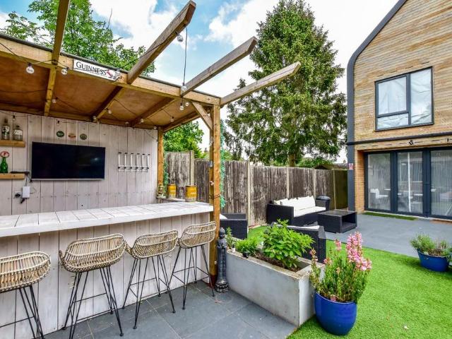 Adrian Road, Abbots Langley, WD5 4 bed detached house to rent £4,250 pcm £981 pw