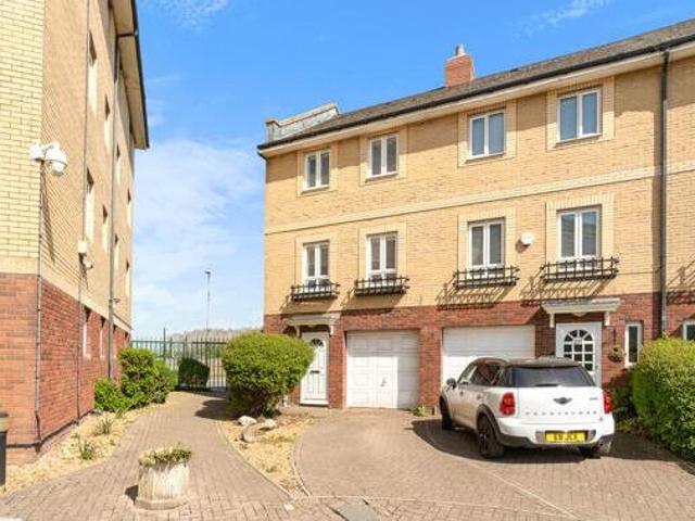 Adventurers Quay, Cardiff Bay, 3 Bedroom Town