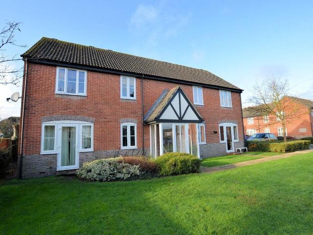 Adwood Court, Thatcham RG19, 2 bed flat to rent, £1,200 pcm | PrimeLocation