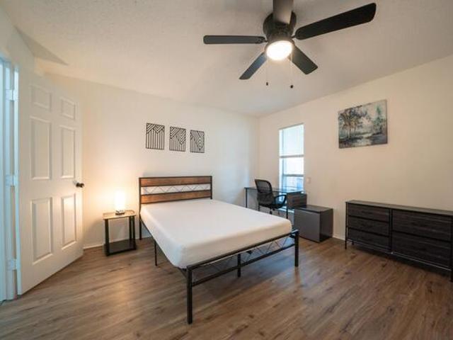Affordable Comfort in San Antonio Large Renovated Rooms with fast Wi Fi & Spacious Yard